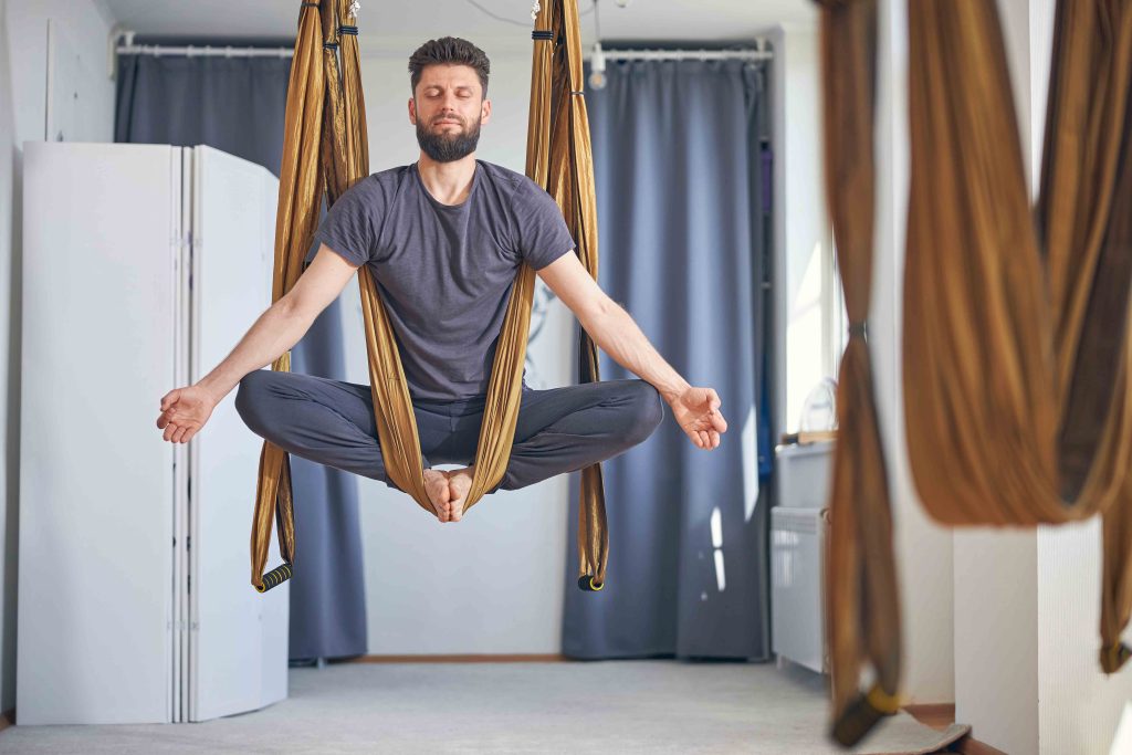 Yoga Aéreo: Atividade Física e Meditativa nas Alturas - Revista Meu Retiro