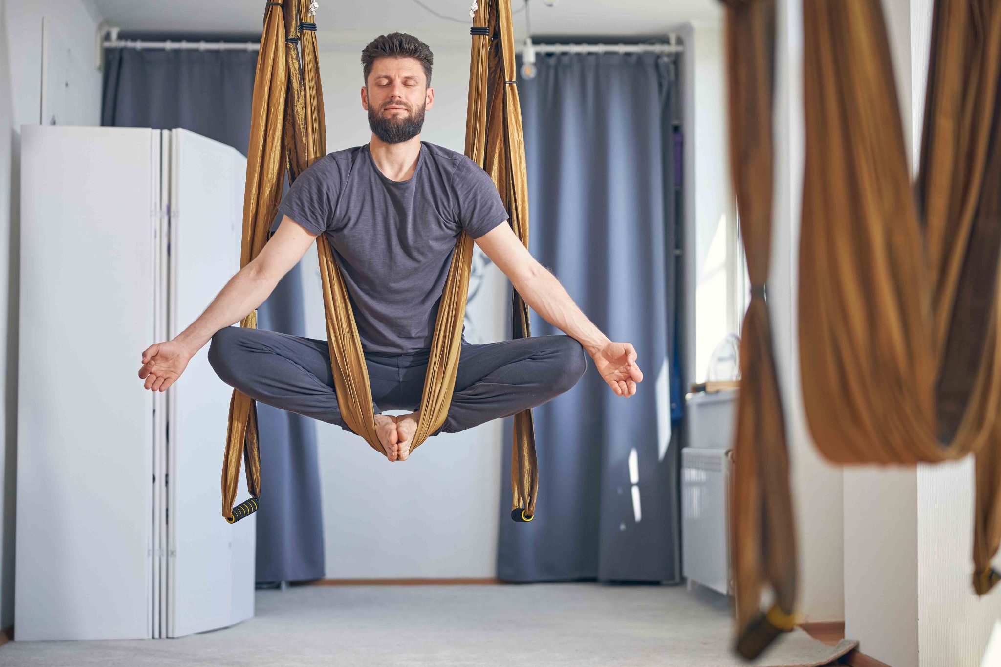 Yoga Aéreo: Atividade Física e Meditativa nas Alturas - Revista Meu Retiro