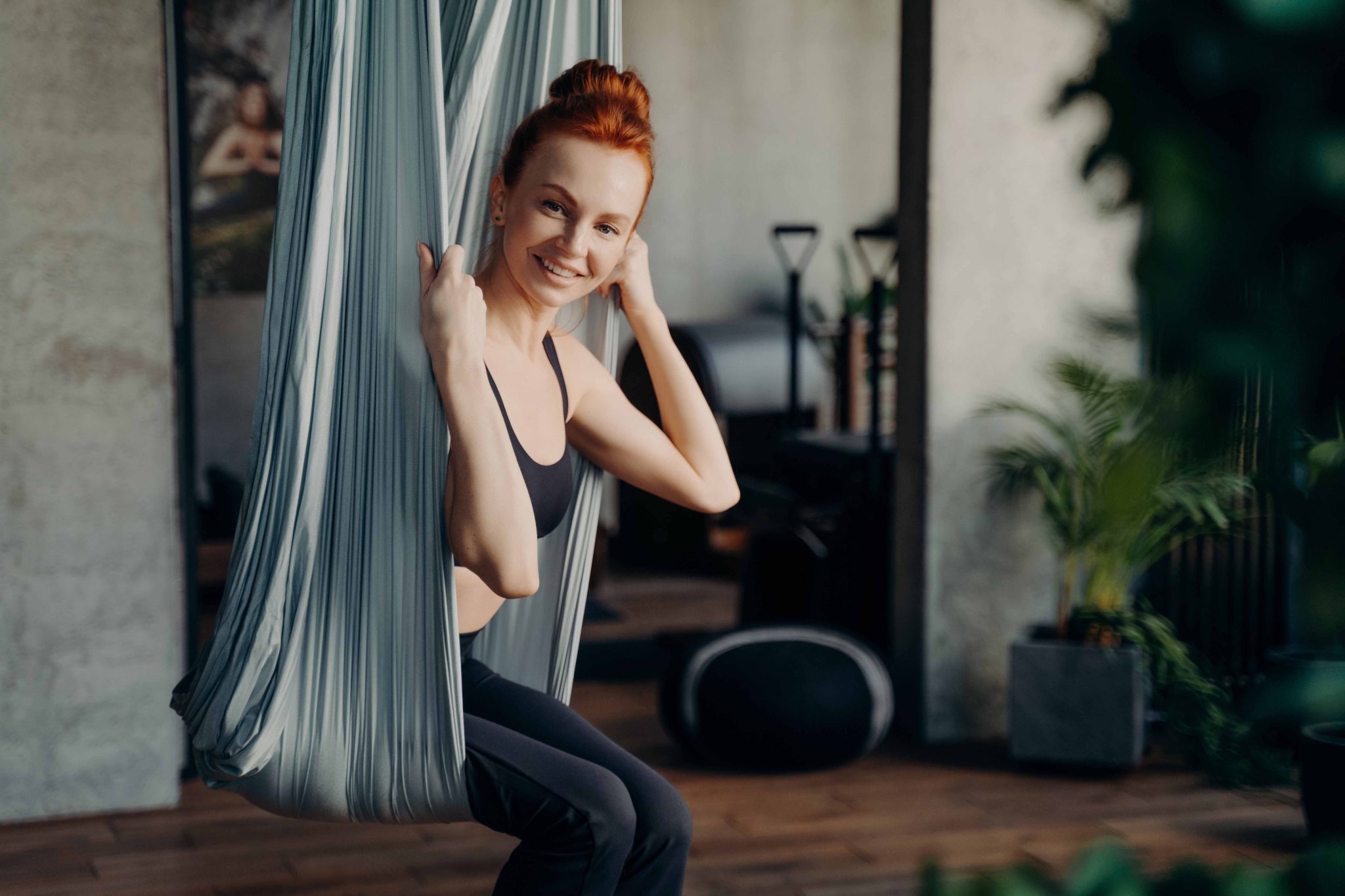 Yoga Aéreo: Atividade Física e Meditativa nas Alturas - Revista Meu Retiro